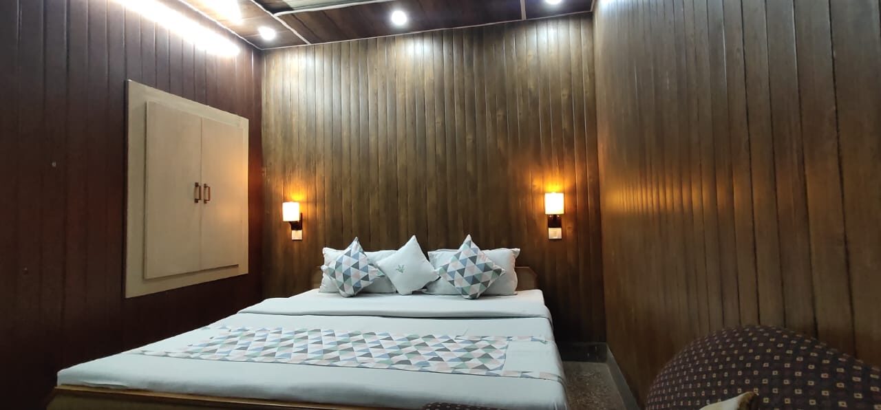 Deluxe Rooms - Brij Lodge | Heritage Riverside Hotel near Har-Ki- Pauri ...